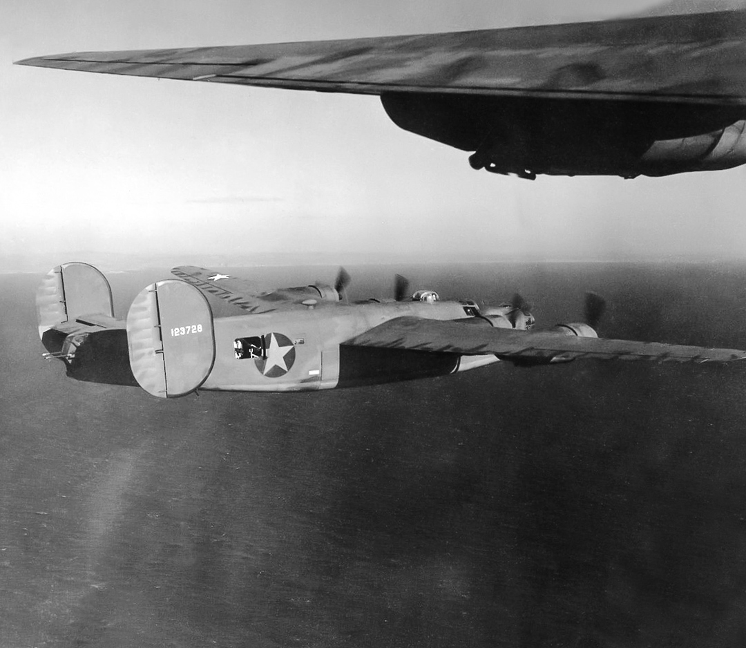 Consolidated B-24D Liberator – “Hot Stuff" - Wings Tracks Guns